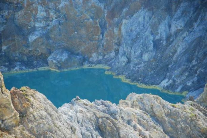Danau di Gunung Kelimutu Memiliki Tiga Warna, Ini Penjelasannya - Trubus